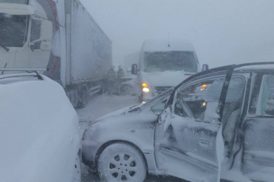 Nehoda na diaľnici: Jeden človek v kritickom stave, situácia stále ...
